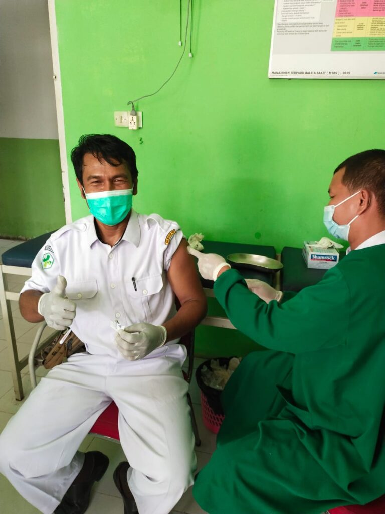 SUNTIK VAKSIN STAFF PUSKESMAS BATANG GANSAL