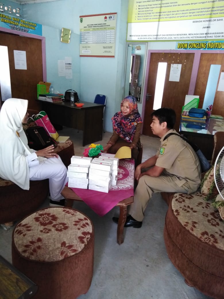 PEMBERIAN TABLET FE (TAMBAH DARAH) PADA REMAJA PUTRI DI SMP/SMA