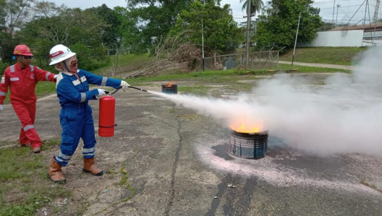 Pelatihan Penggunaan Alat Pemadam Api Ringan (APAR) di HSE Pertamina ep