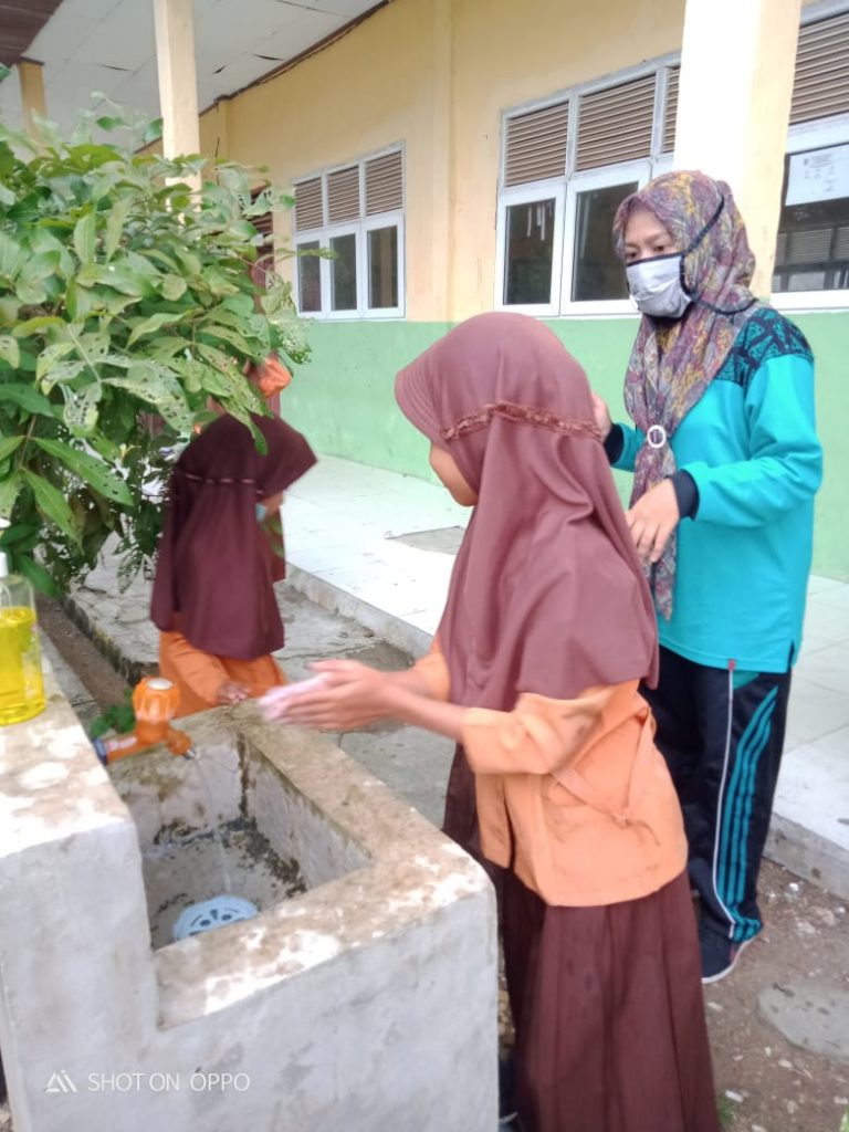 KEGIATAN KESEHATAN BERKALA DAN MENGAJARI CARA MENCUCI TANGAN ...